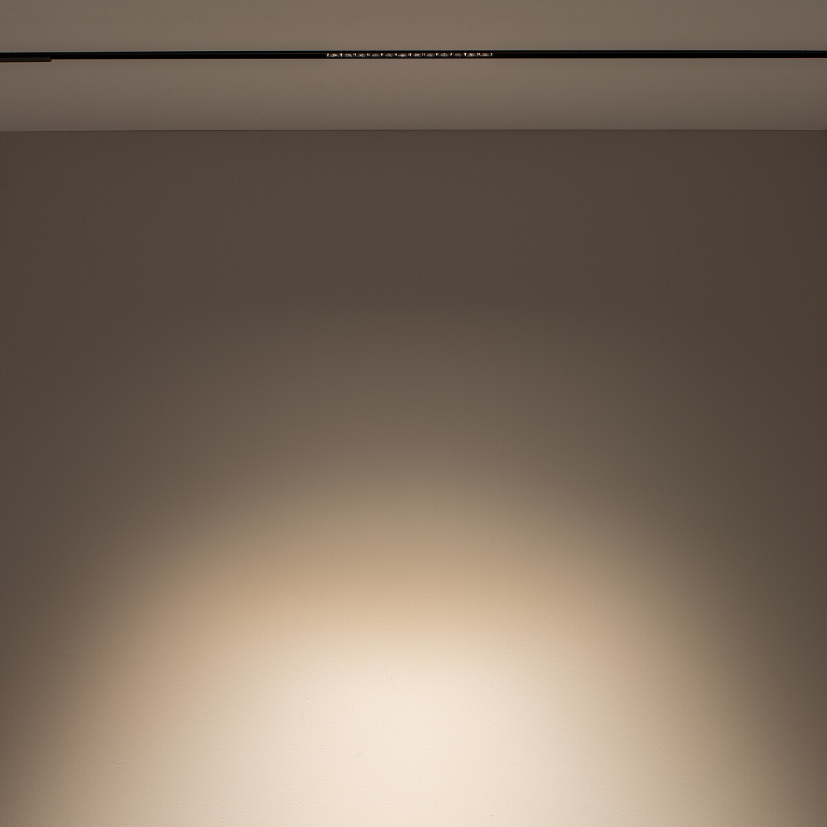 FOCUS LED 9W 3000K linear luminaire for LVM track system