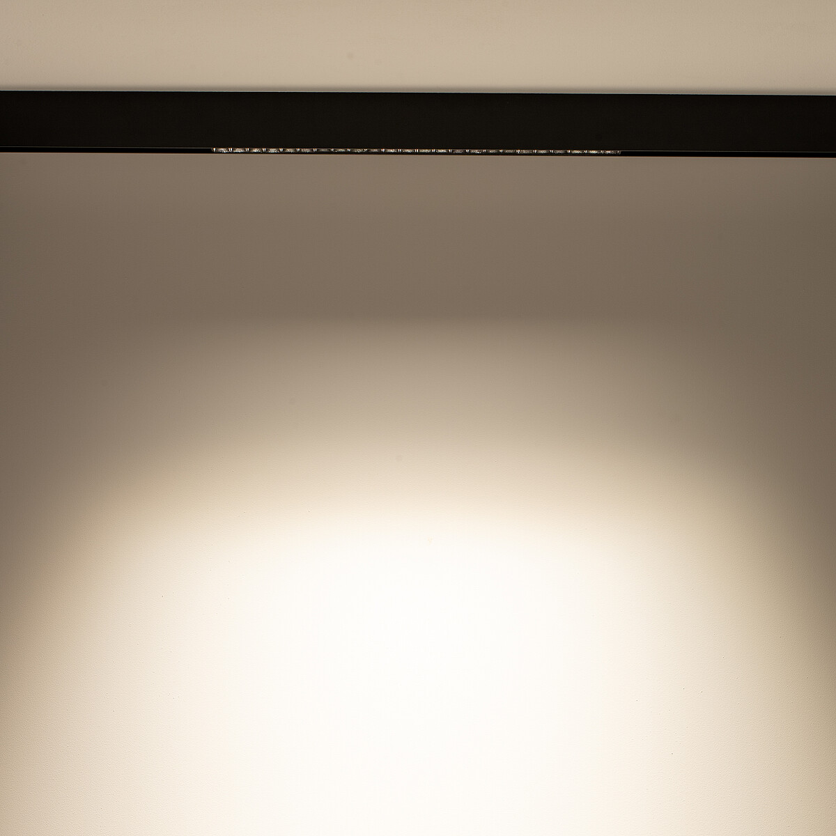 FOCUS LED 15W 3000K linear luminaire for LVM track system