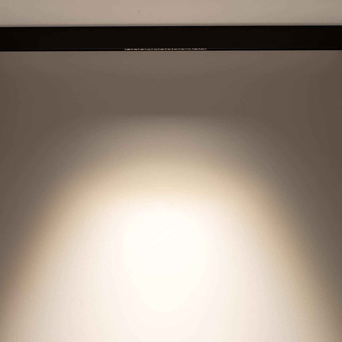 FOCUS LED 9W 3000K linear luminaire for LVM track system