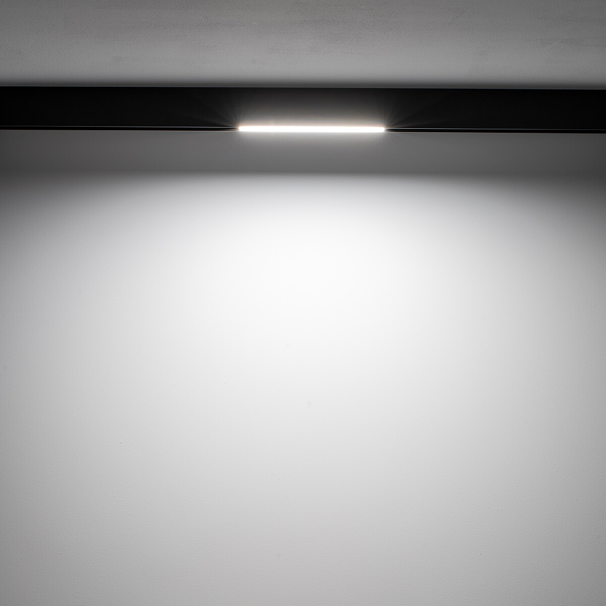 LINE LED 9W 4000K linear luminaire for LVM track system