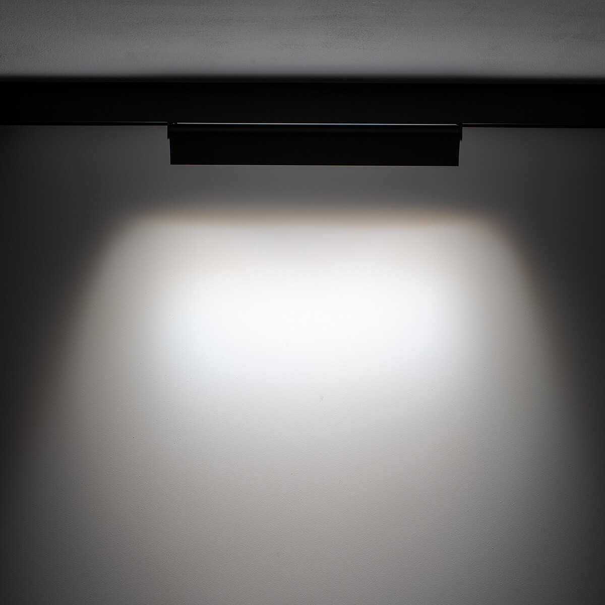 FOCUS OUT LED 15W 4000K linear luminaire for LVM track system